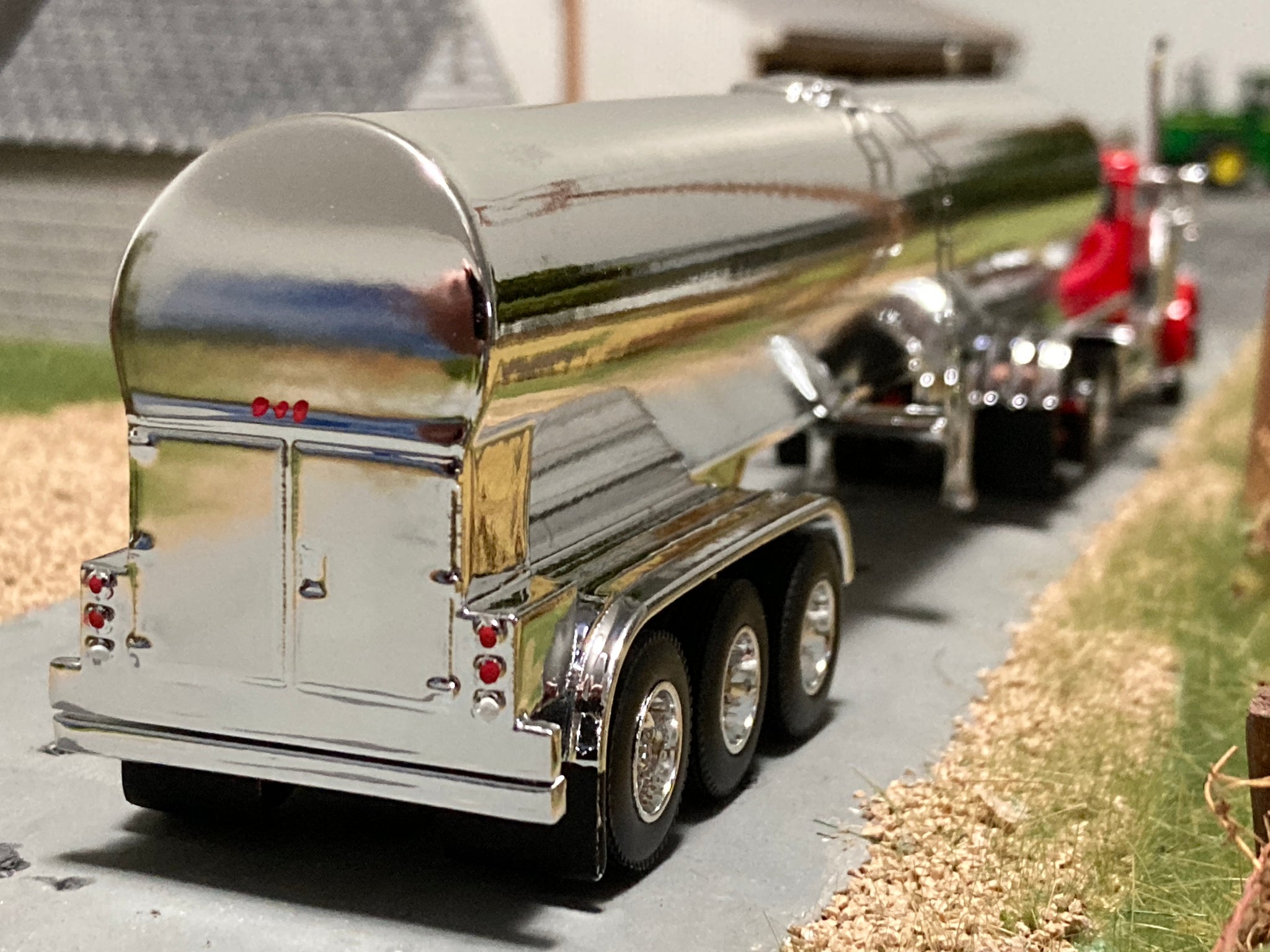 1/64 Milk Trailer Tri Axle – 2 Scale Fabrications