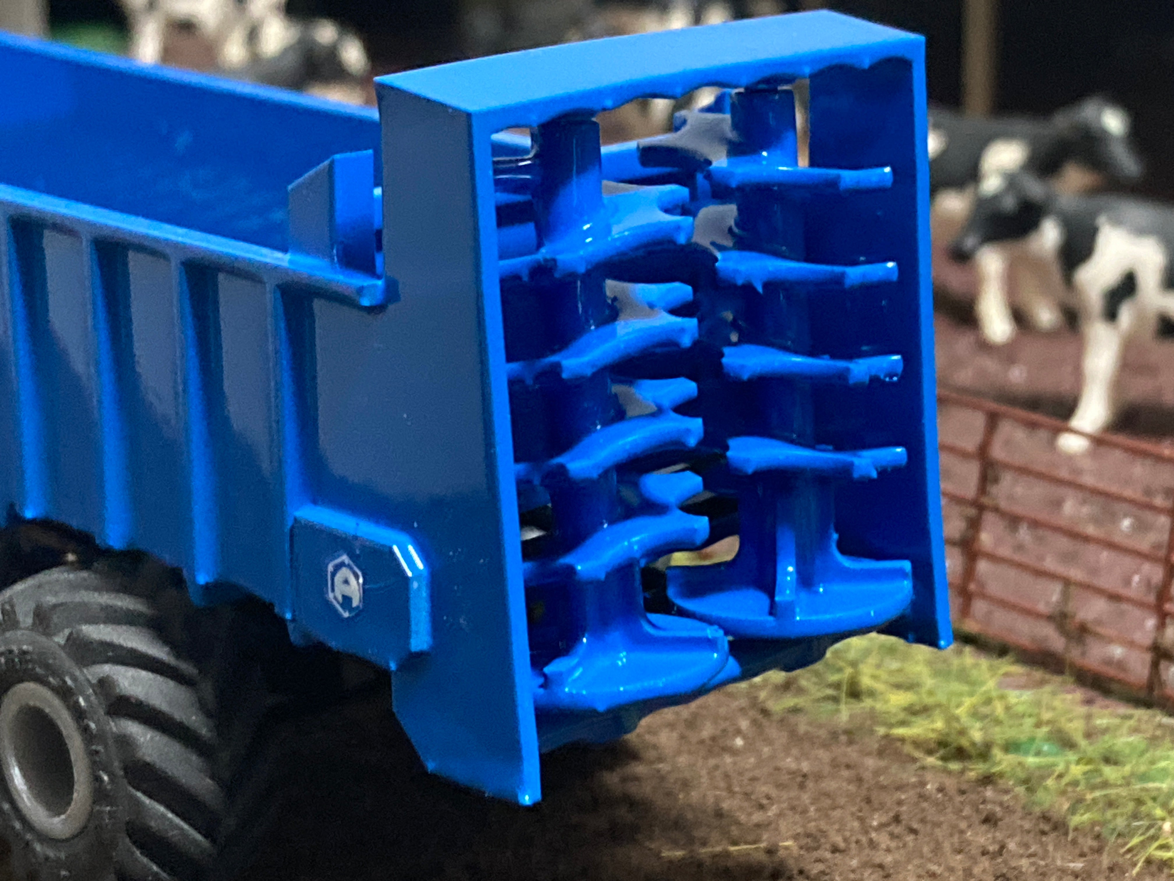 1/64 Artex CB1200 Manure Spreader Blue – 2 Scale Fabrications