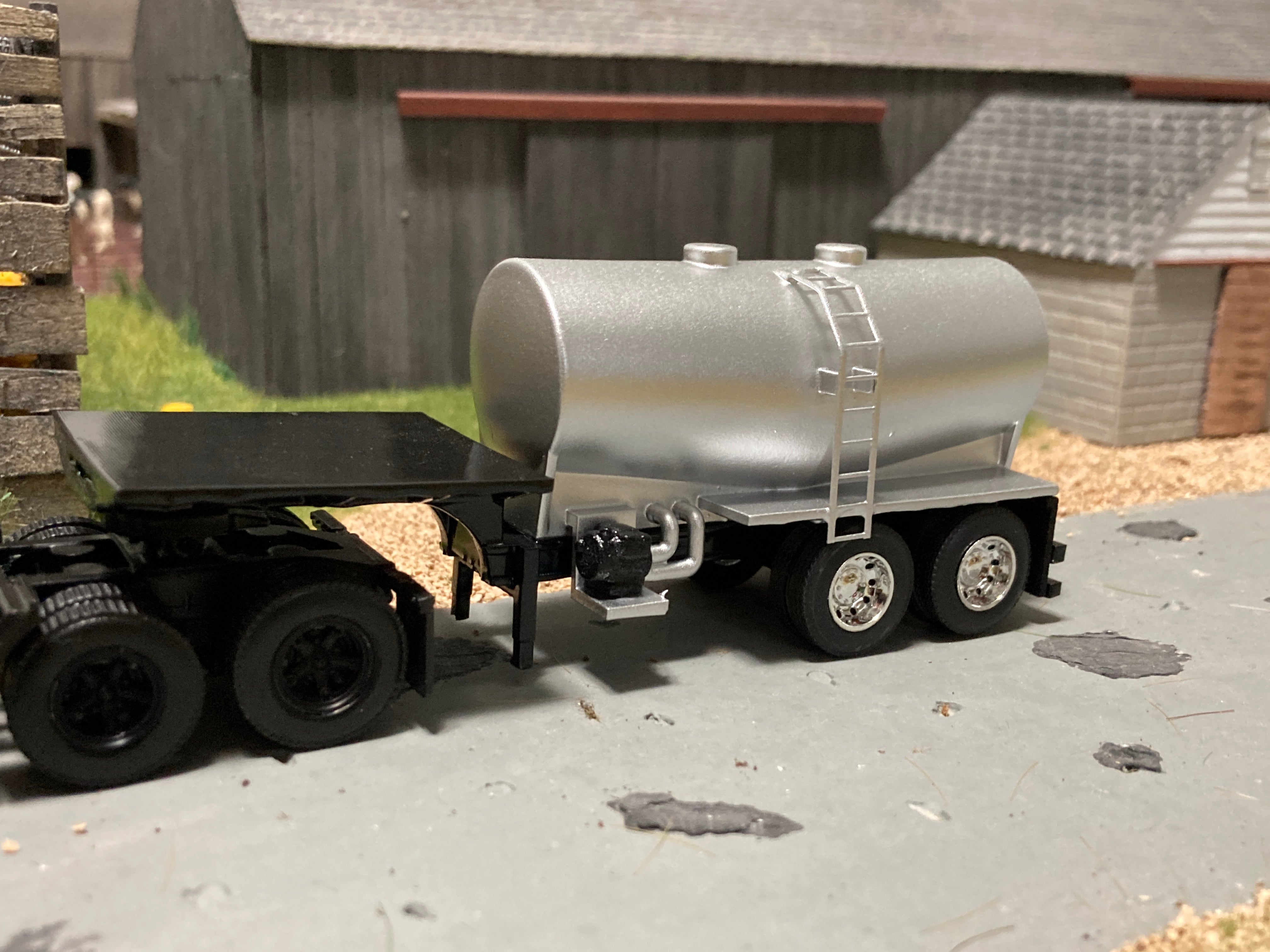 1/64 Liquid Fertilizer Tender Trailer 3,250 gallons – 2 Scale Fabrications