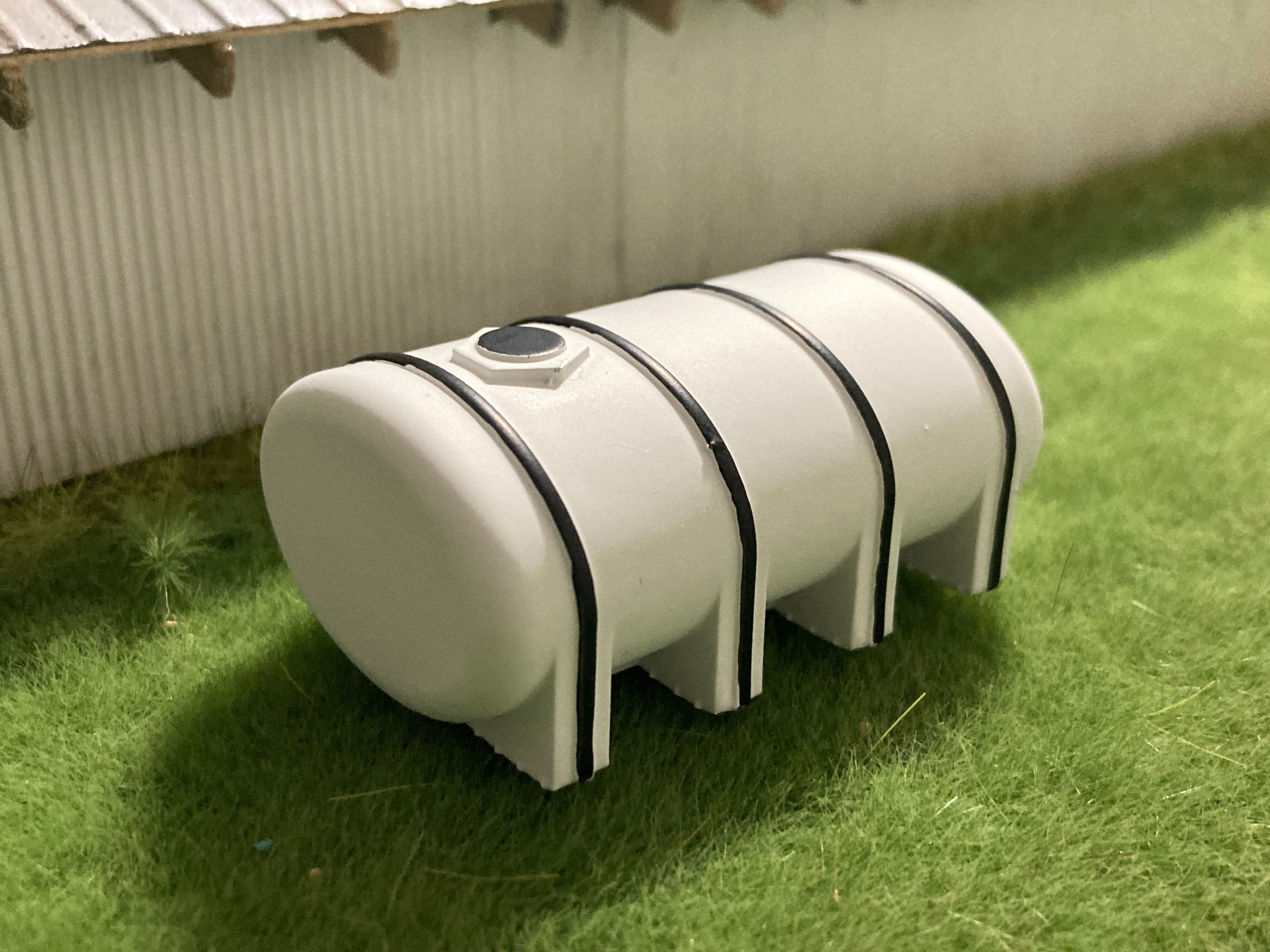 1/64 2,350 Gallon Leg Tank White – 2 Scale Fabrications