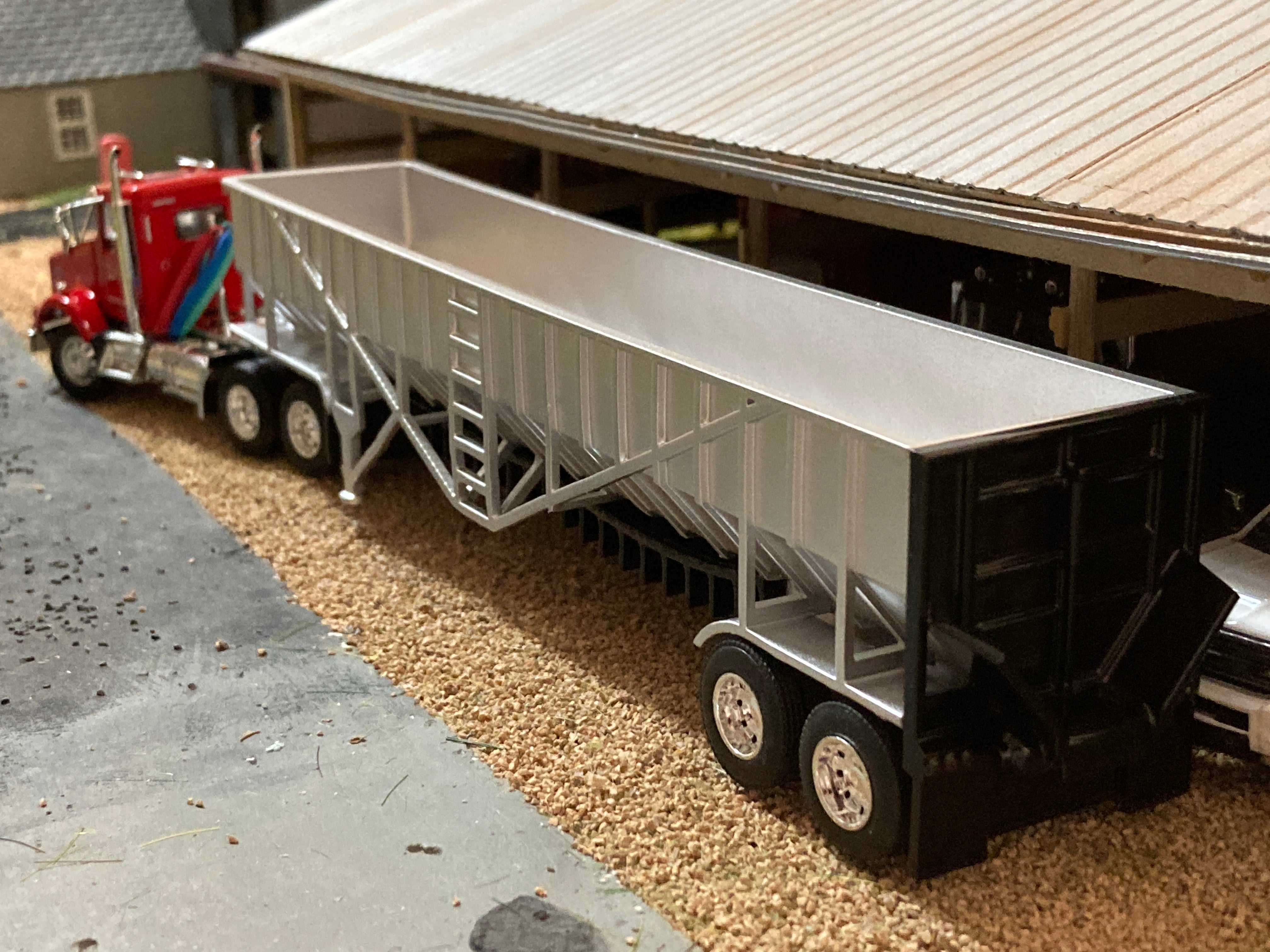 1/64 Live Bottom Belt Trailer Tandem Axle Black Door – 2 Scale Fabrications