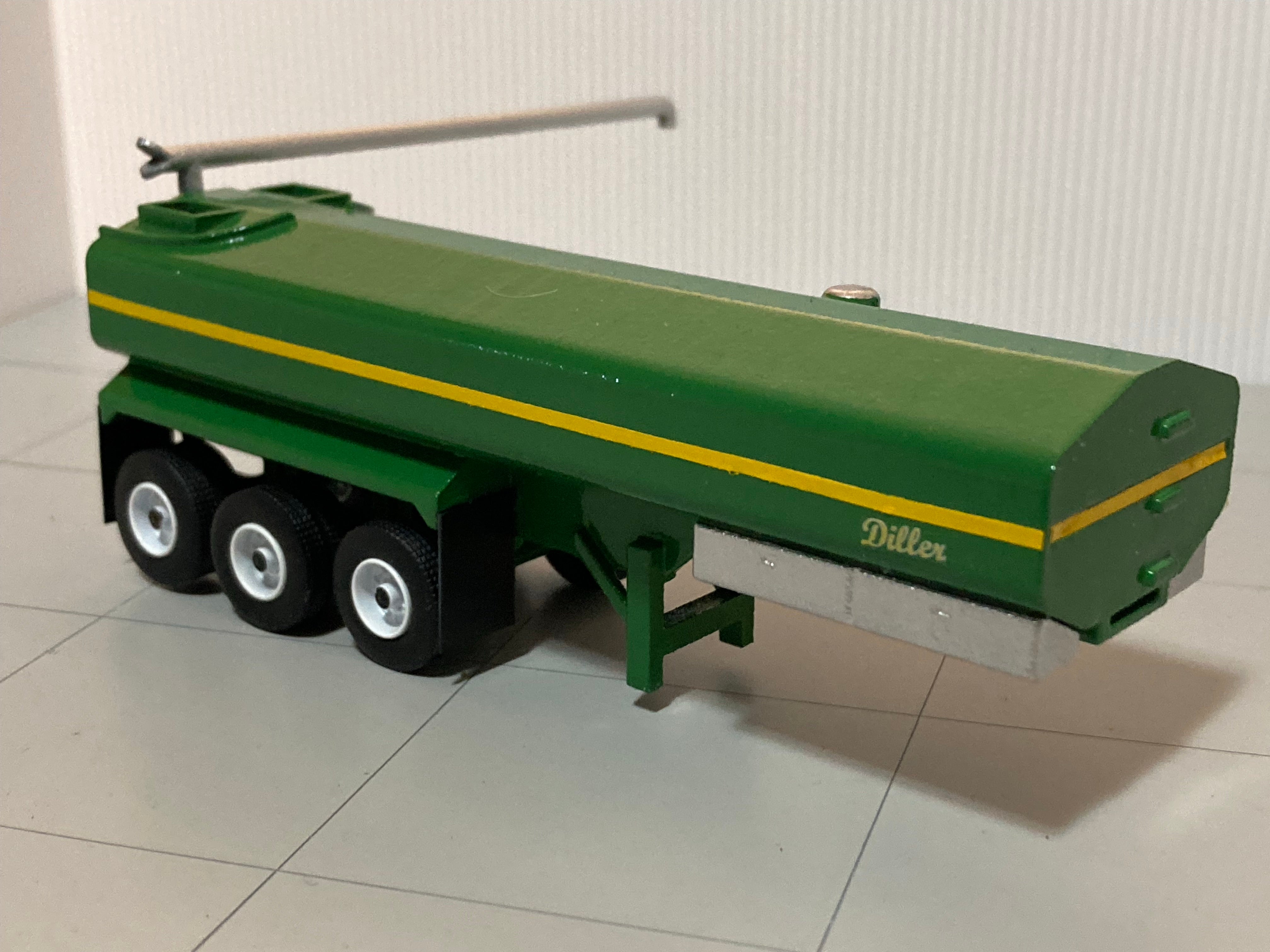 1/64 Diller Manure Spreader Trailer Tri Axle – 2 Scale Fabrications