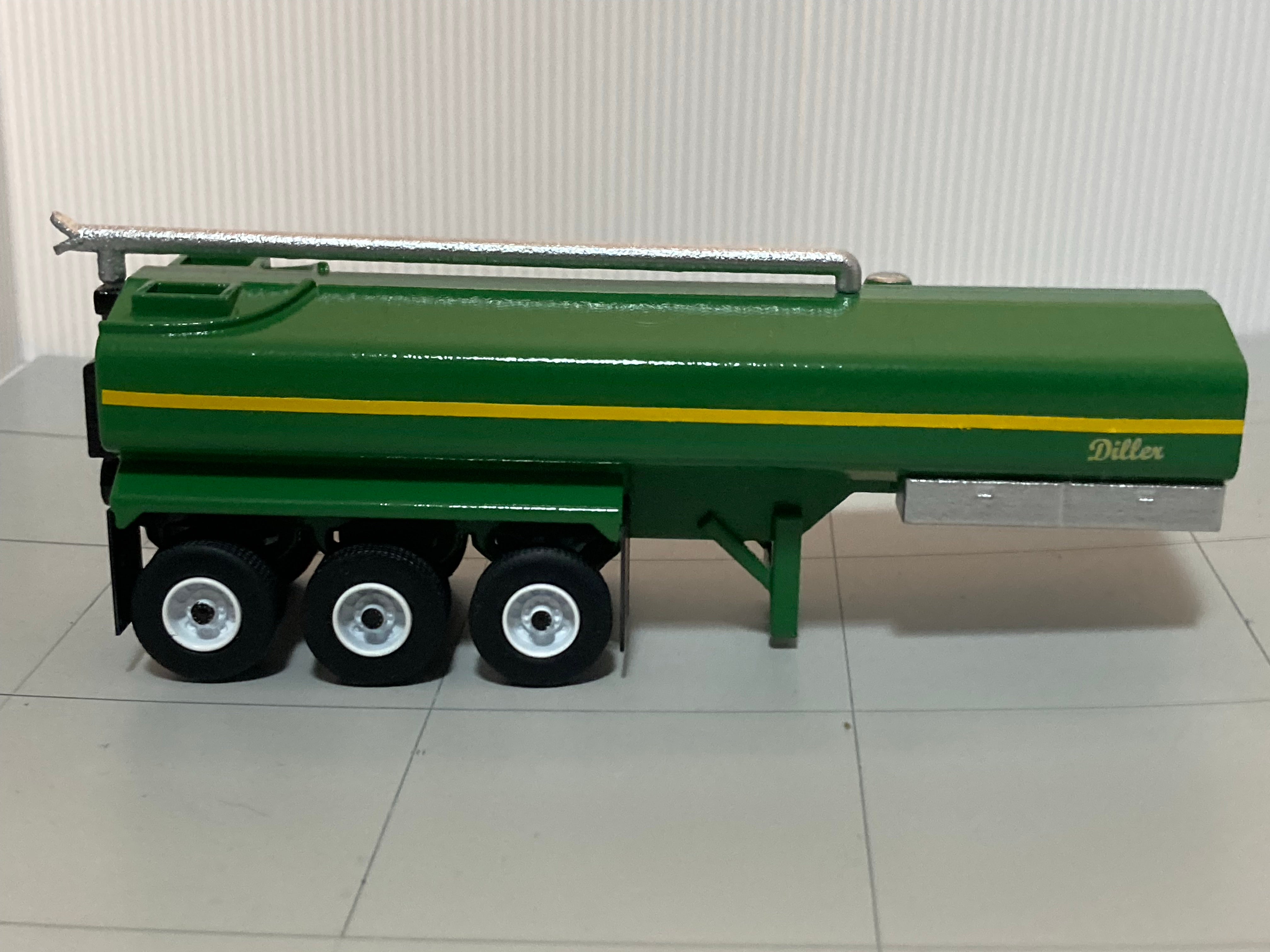 1/64 Diller Manure Spreader Trailer Tri Axle – 2 Scale Fabrications