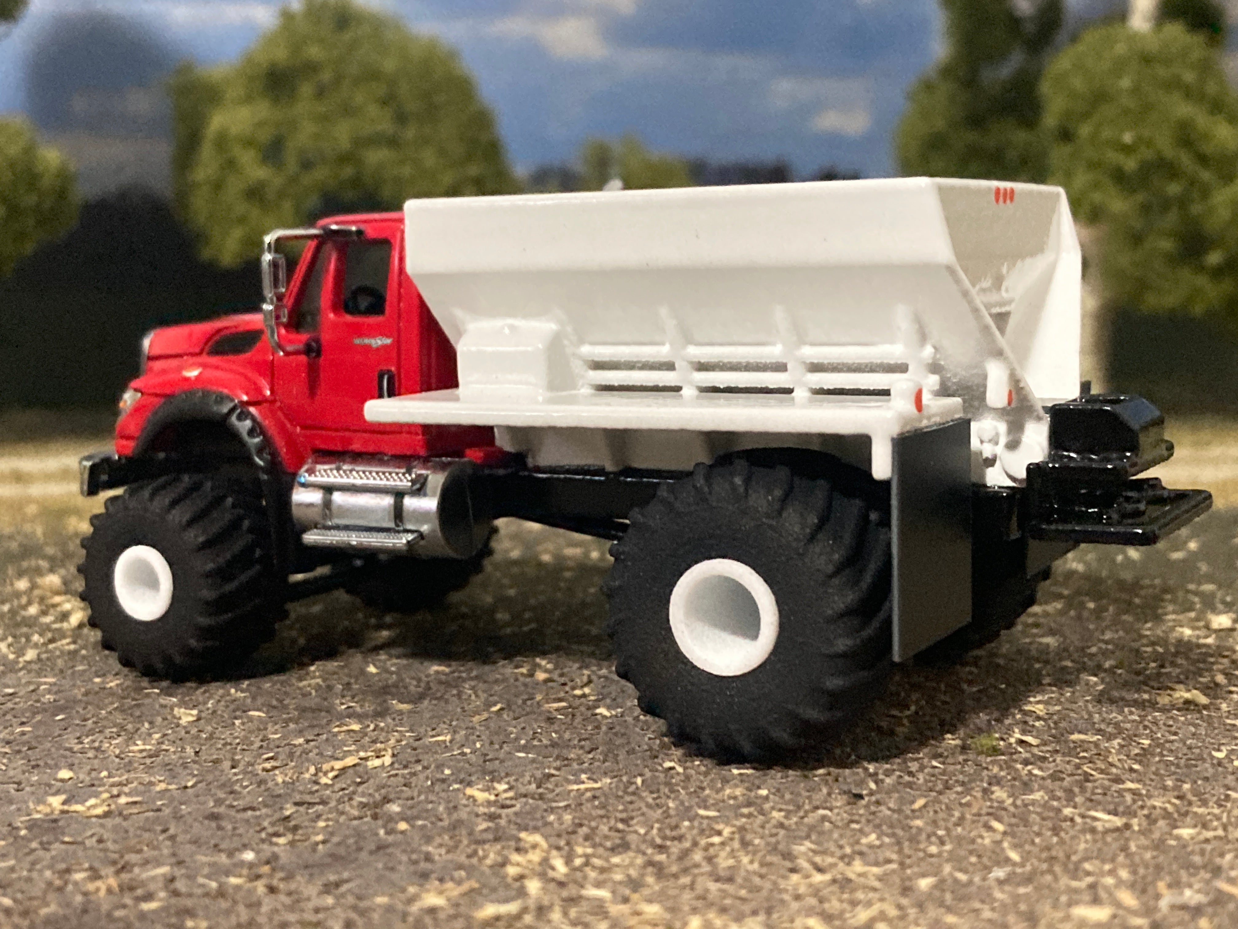 1/64 IH Workstar Fertilizer Spreader Floater Truck Red – 2 Scale Fabrications