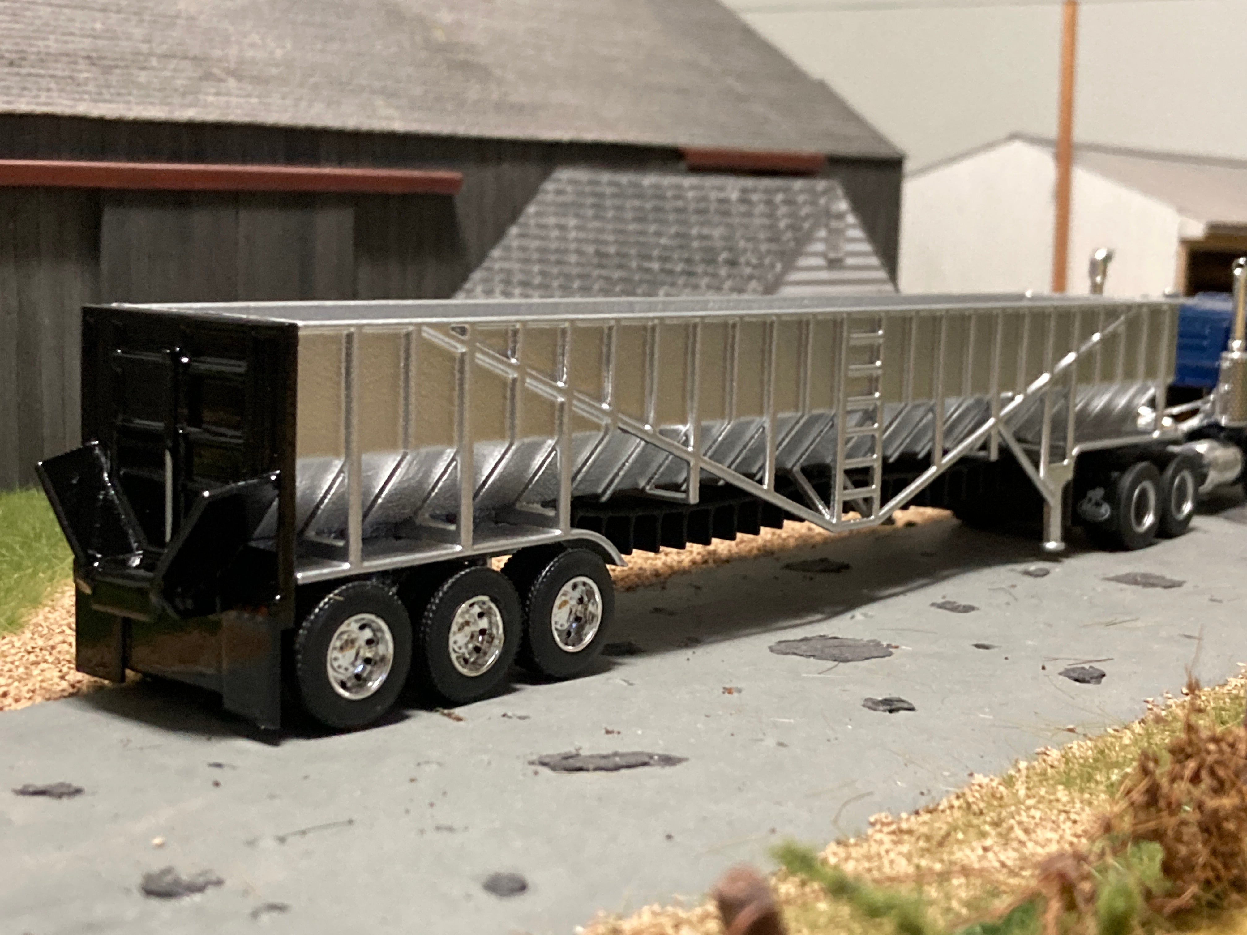 1/64 Live Bottom Belt Trailer Tri Axle Black Door – 2 Scale Fabrications